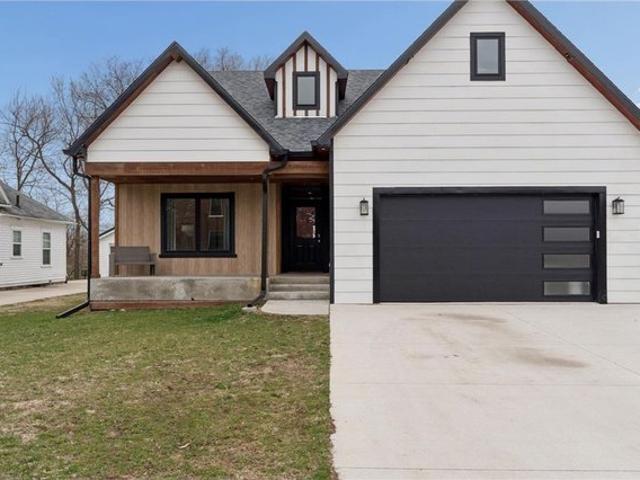 97 8th St S, Northwood, IA 50459