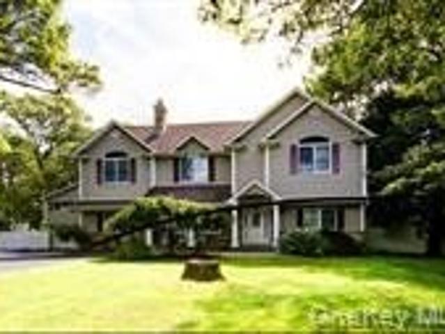97 Chestnut St, Mount Sinai, NY 11766