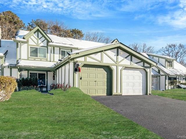 97 Drexelgate Ct, Middle Island, NY 11953