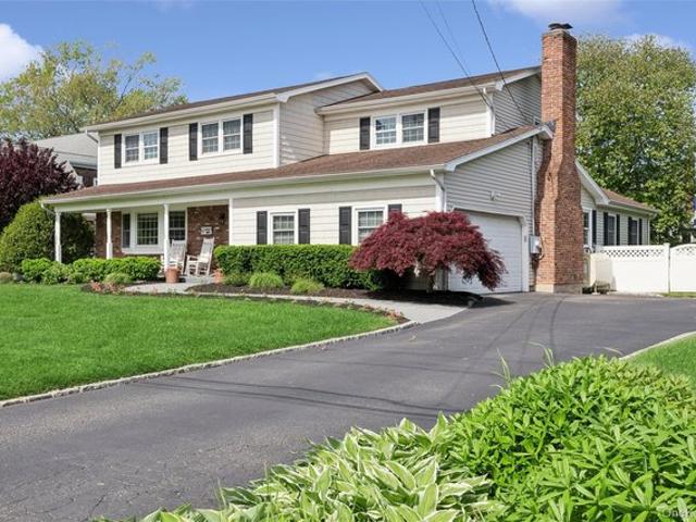 97 Sunset Dr, Sayville, NY 11782
