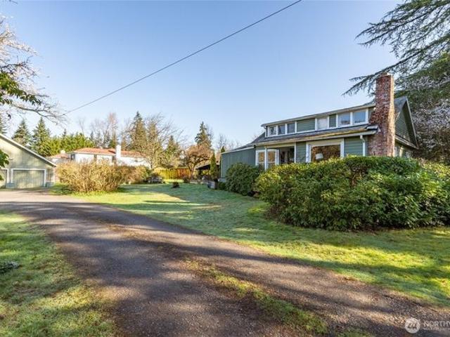 9404 NE 32nd St, Clyde Hill, WA 98004