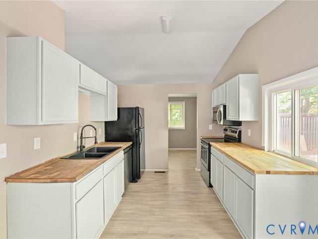 9404 Vantage Court