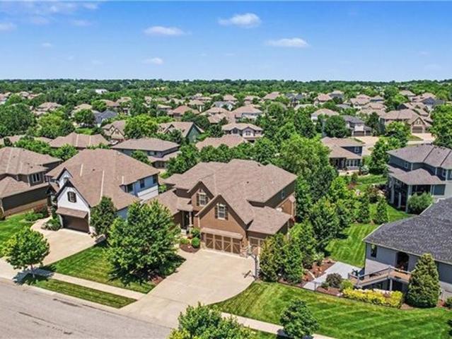 9404 W 163rd Pl, Overland Park, KS 66085