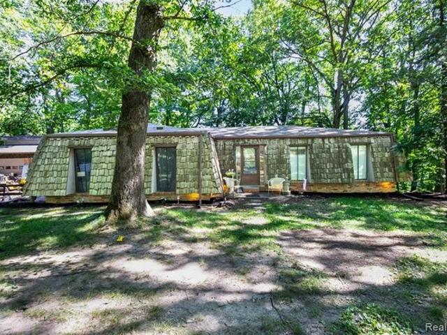 9405 Spicer Rd, Green Oak Township, MI 48116
