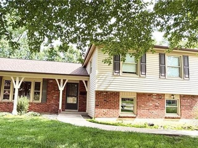 9409 W 89th St, Overland Park, KS 66212
