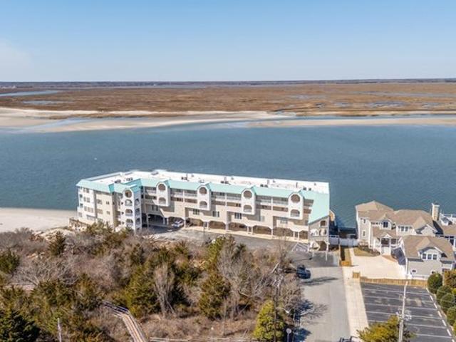 9400 Roberts Ave Apt 104, Sea Isle City, NJ 08243