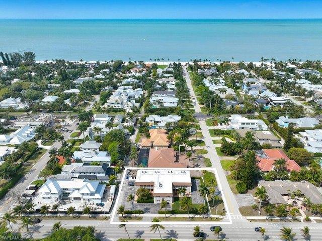 940 3rd St S Apt 201, Naples, FL 34102