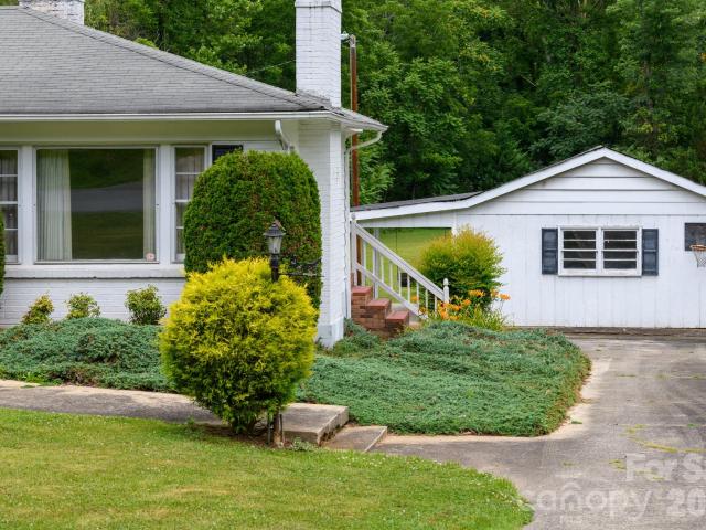 940 Meadowlane Drive NW