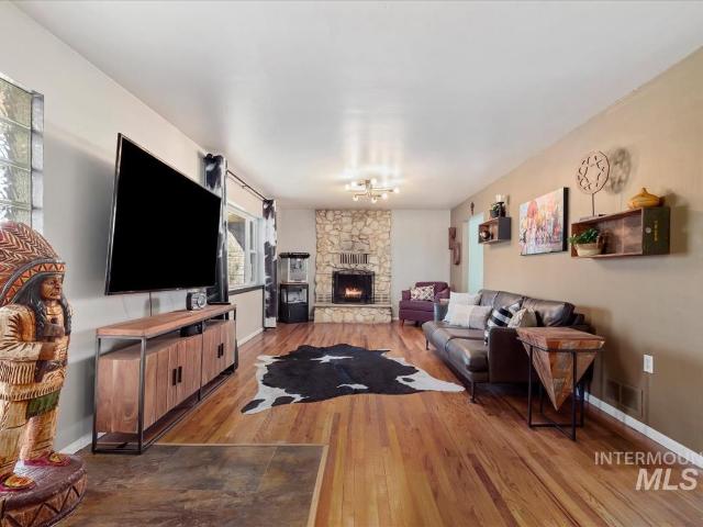940 N 8th E