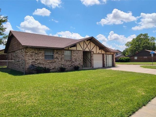 940 NW 12th St, Moore, OK 73160