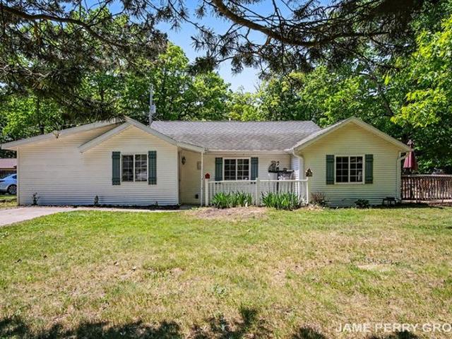 940 S Woodruff Dr S, Stanton, MI 48888