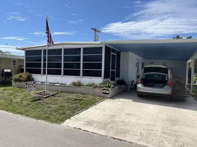 940 Strongbox Ln, North Fort Myers, FL 33917
