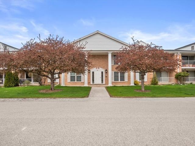 940 W Heritage Ct Apt 102, Mequon, WI 53092