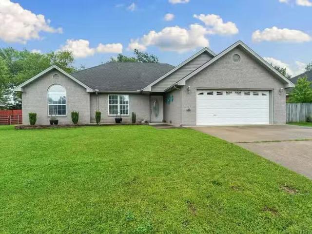 940 TODD CIR, PEA RIDGE, AR 72751 Single Family Residence For.