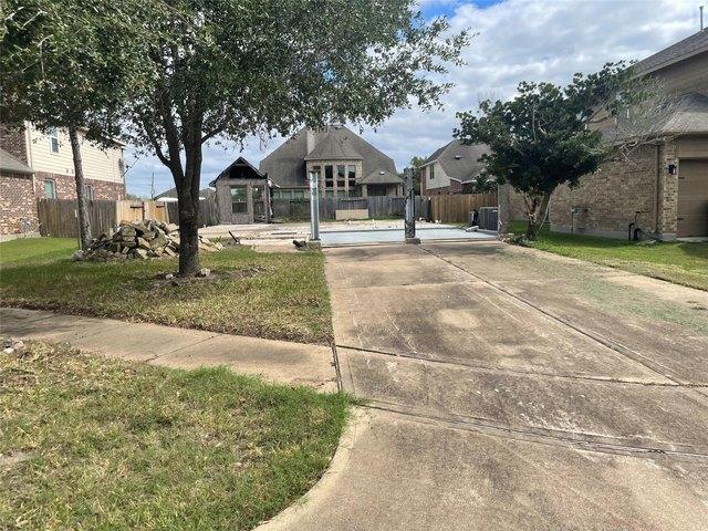 9415 Emerald Lakes Dr, Rosharon, TX 77583