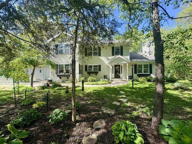 9416 Blackhawk Trl, Sauk City, WI 53583