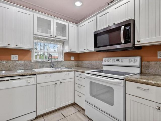 9410 N Hollybrook Lake Dr Apt 303, Pembroke Pines, FL 33025