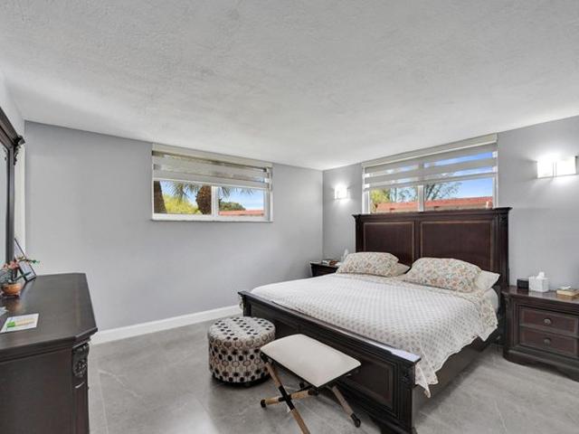 9410 N Hollybrook Lake Dr, Pembroke Pines, FL 33025