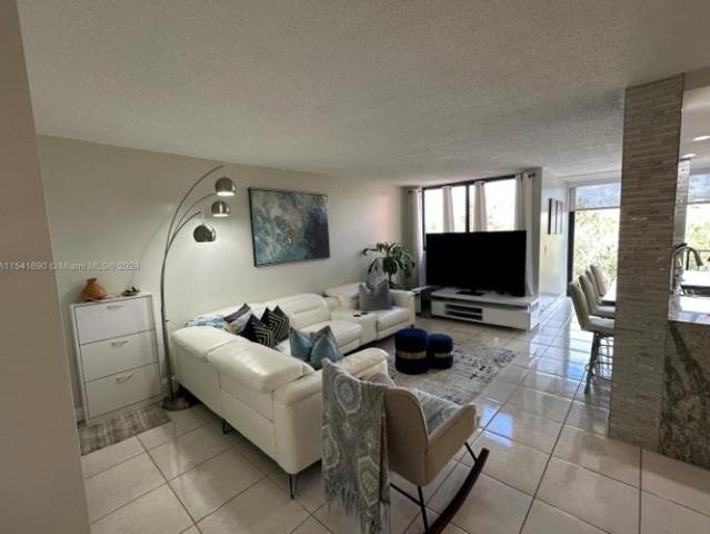 9410 W Flagler St #410, Miami, FL 33174