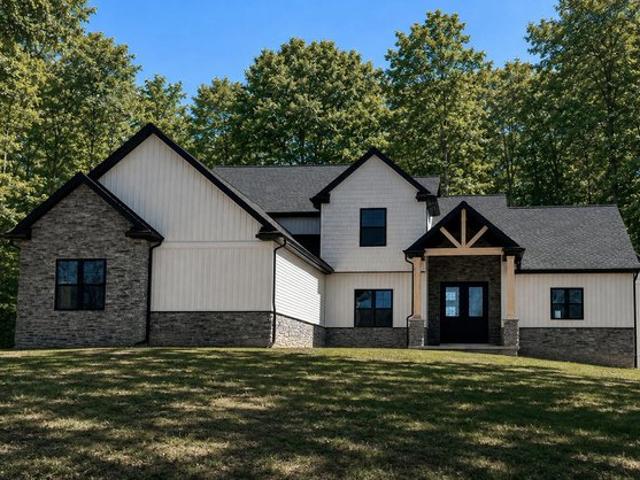9412 Grand Summit Dr, Fenton, MI 48430