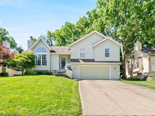 941 E 126th Ter, Olathe, KS 66061