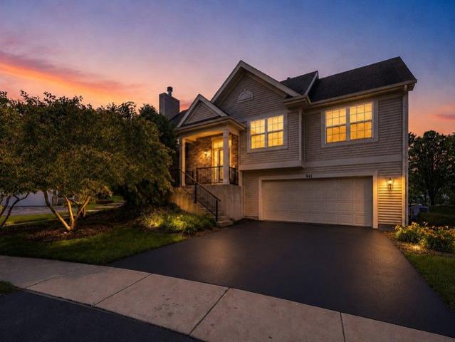 941 Emerald Dr, Pingree Grove, IL 60140