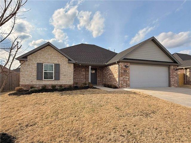 941 Madden St, Tontitown, AR 72762