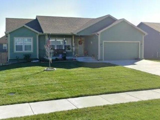 941 N Cottonwood Ct, Tonganoxie, KS 66086