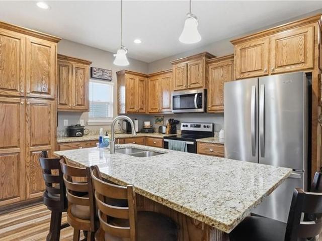 941 N Cottonwood Ct, Tonganoxie, KS 66086