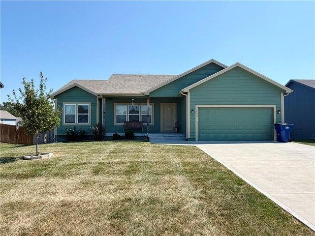 941 N Cottonwood Ct, Tonganoxie, KS 66086