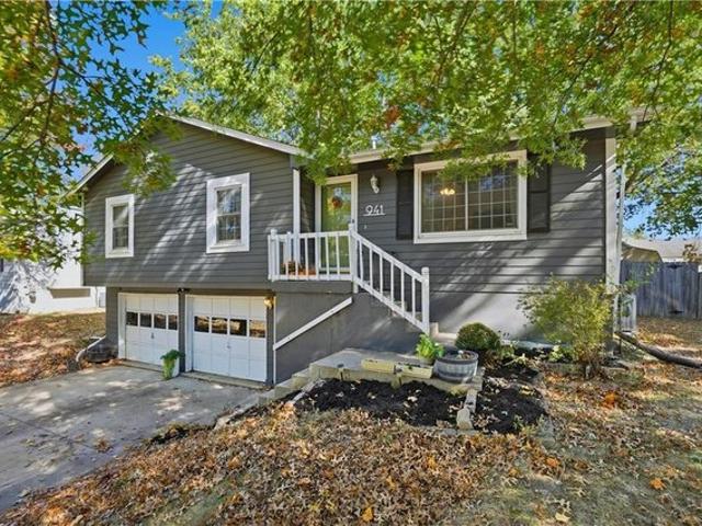 941 NE Bristol Dr, Lee's Summit, MO 64086