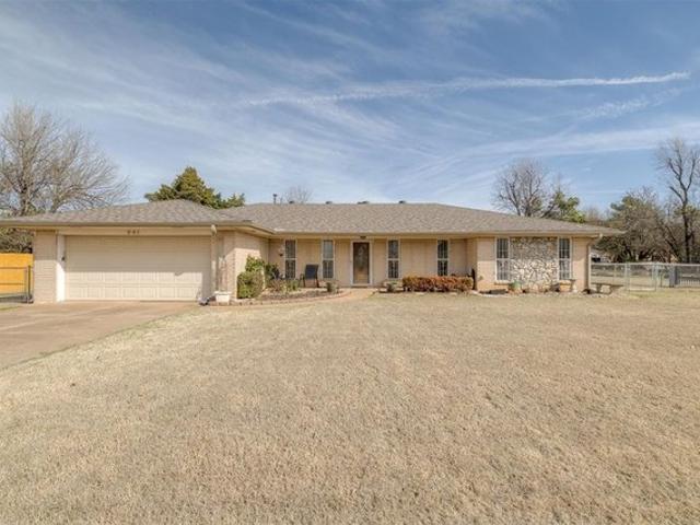 941 NW 32nd St, Moore, OK 73160