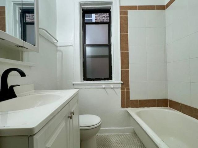 941 W. Agatite Studio Apartment for Rent at 941 W Agatite Ave, Chicago, IL 60640 Uptown
