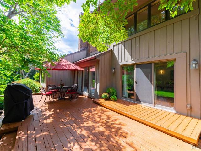 9422 Hawthorne Glen Drive
