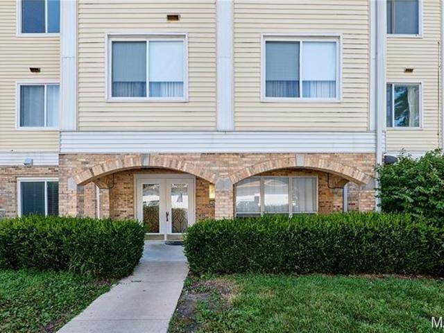 942 Guelbreth Ln Apt 300, Creve Coeur, MO 63141