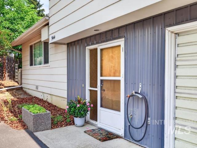 942 Orchard Ave