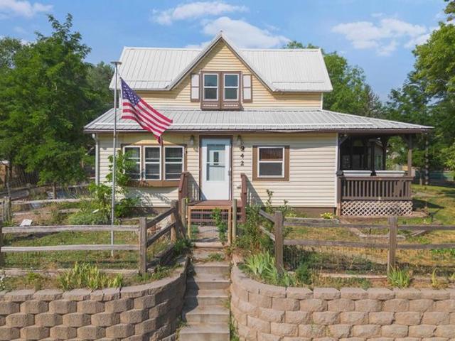 942 S River St, Hot Springs, SD 57747