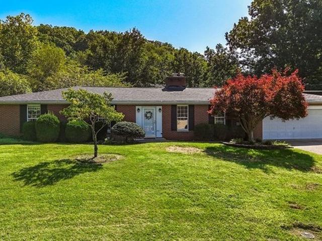942 Pine St, Belpre, OH 45714