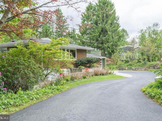 942 Robin Road