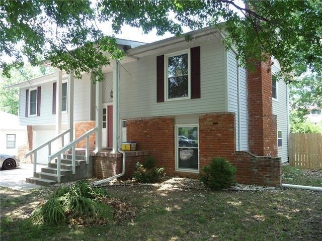 942 Ridge Dr, Warrensburg, MO 64093