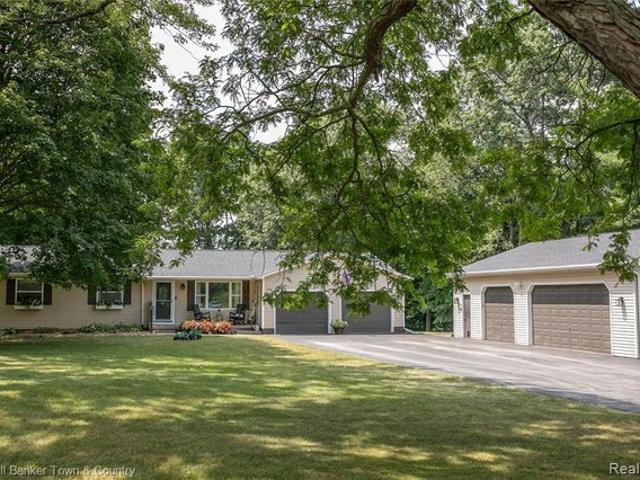 9437 Fuller Dr, Tyrone Township, MI 48430