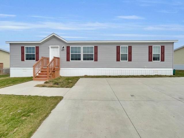9439 Crystal Tarn Dr, Fenton, MI 48430