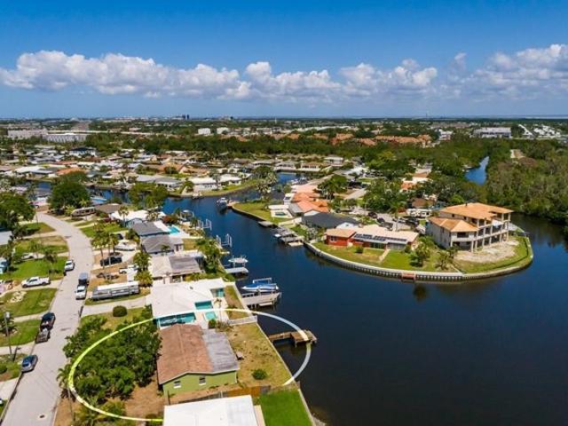 9439 Sun Isle Dr NE, Saint Petersburg, FL 33702