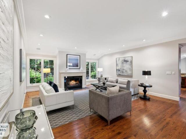943 Castilleja Court