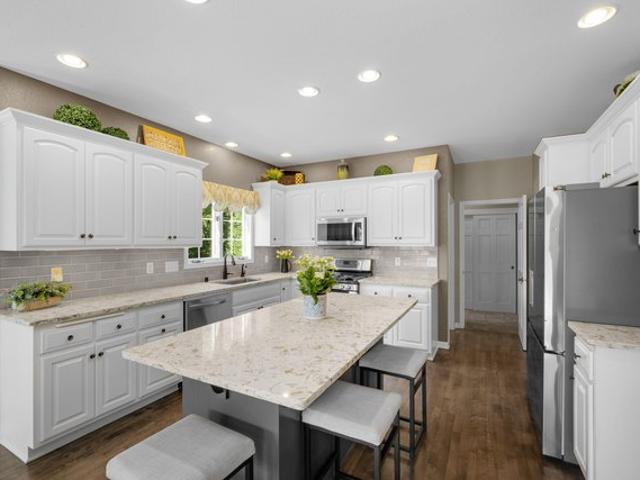 943 E Imperial Dr, Hartland, WI 53029