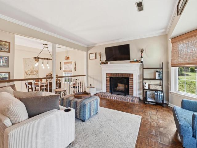 943 Huntwood Ln