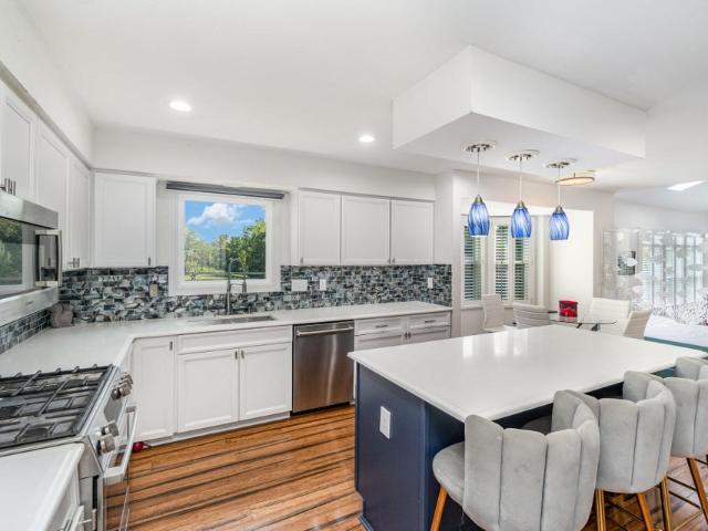 943 Lakepointe Court