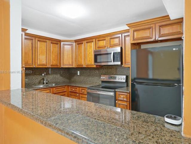 9449 76th St SW #T8, Miami, FL 33173