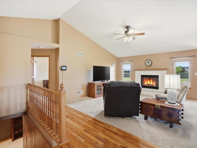 944 Bluebird Ct