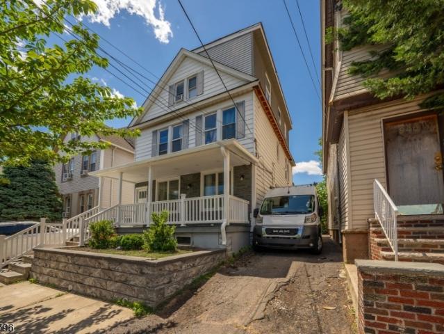 944 Emma St